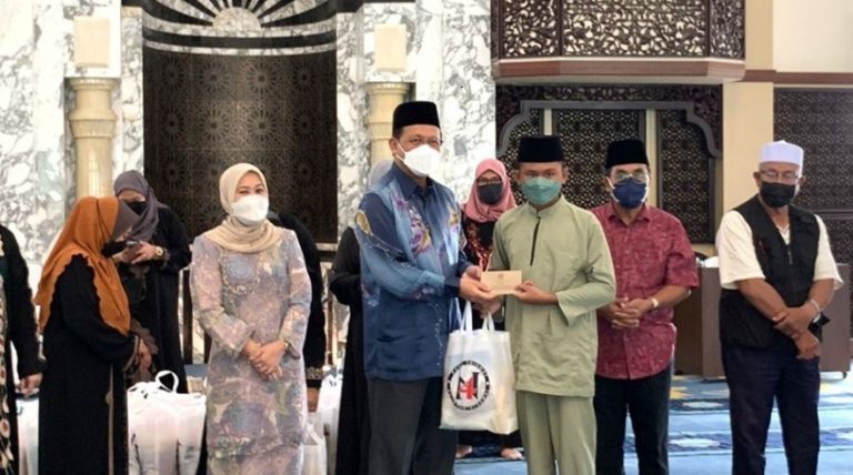 70 golongan asnaf terima sumbangan ihsan - UTUSAN SARAWAK