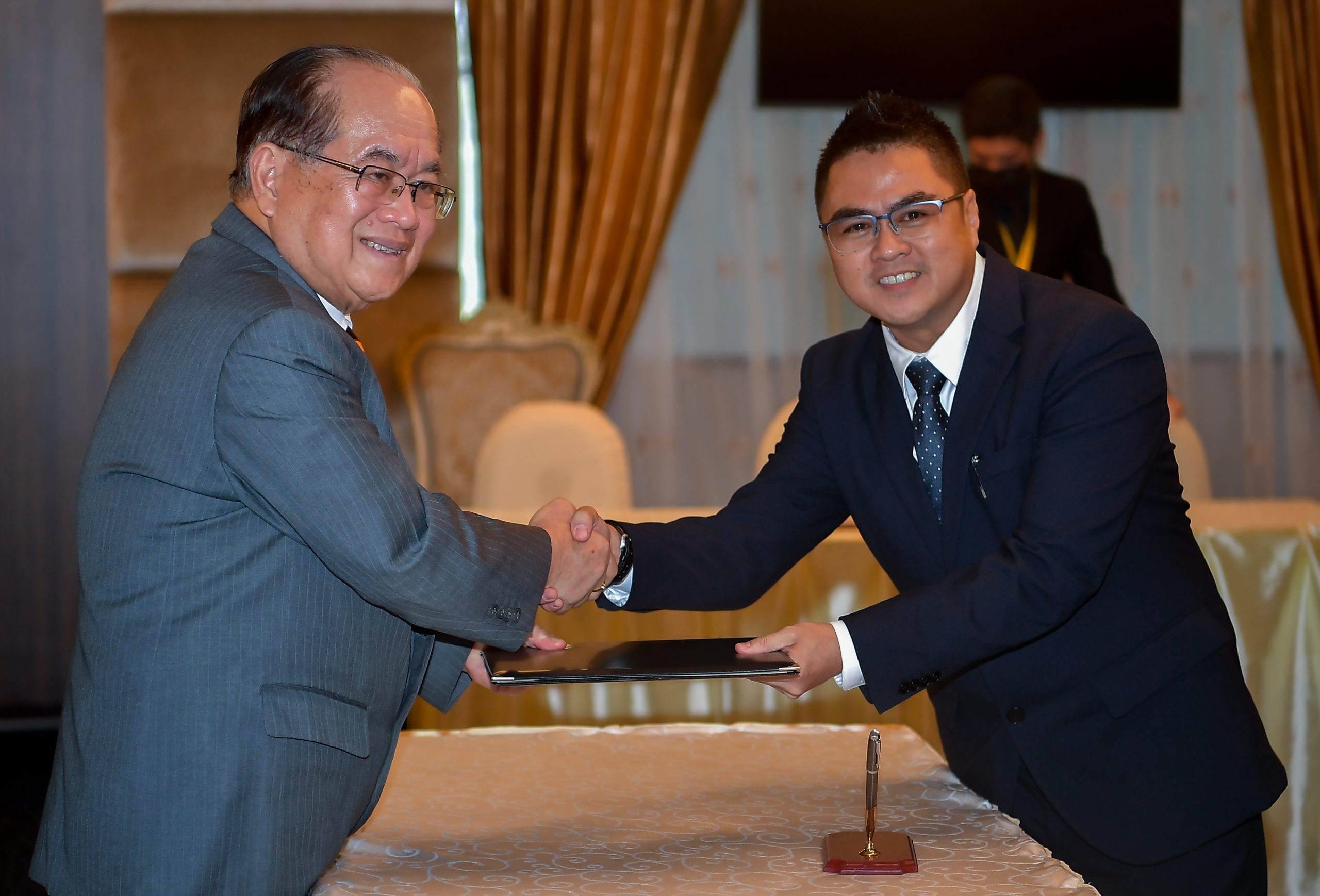 Abdul Aziz dan Sam Laya Setiausaha Politik Premier - UTUSAN SARAWAK