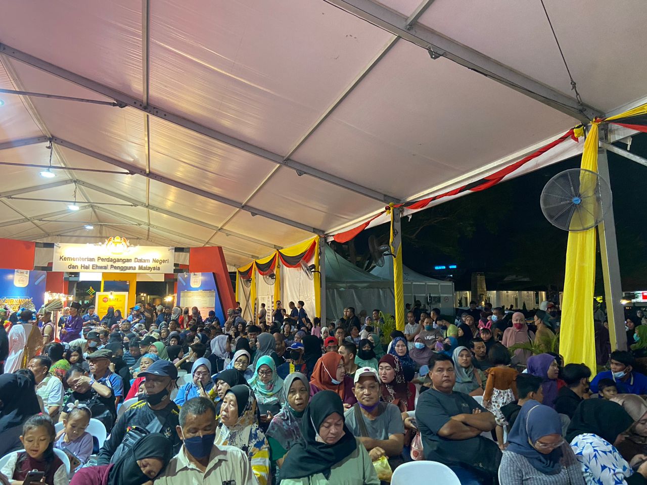 Orang ramai mula banjiri Kuching Waterfront - UTUSAN SARAWAK