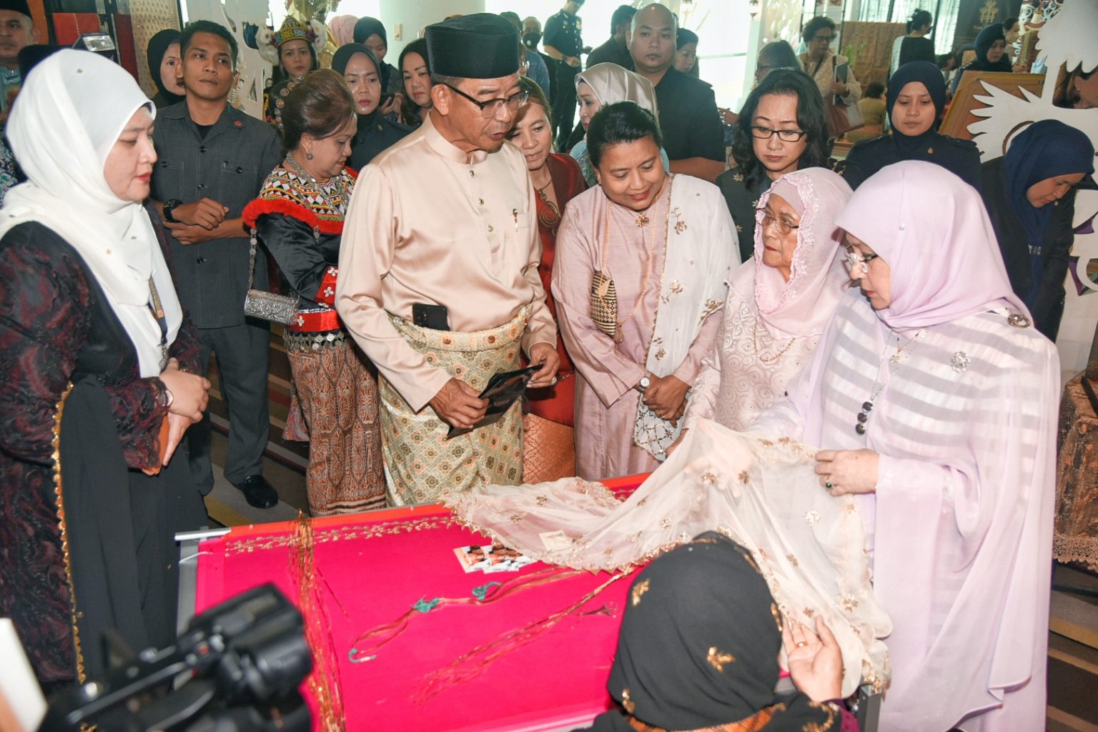 Songket, keringkam mampu jana ekonomi - UTUSAN SARAWAK