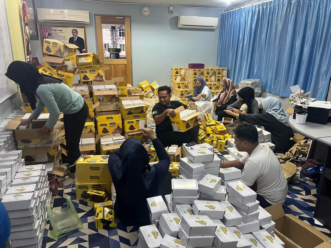 Len Talif kongsi rezeki sumbang 4,800 kotak buah kurma - UTUSAN SARAWAK