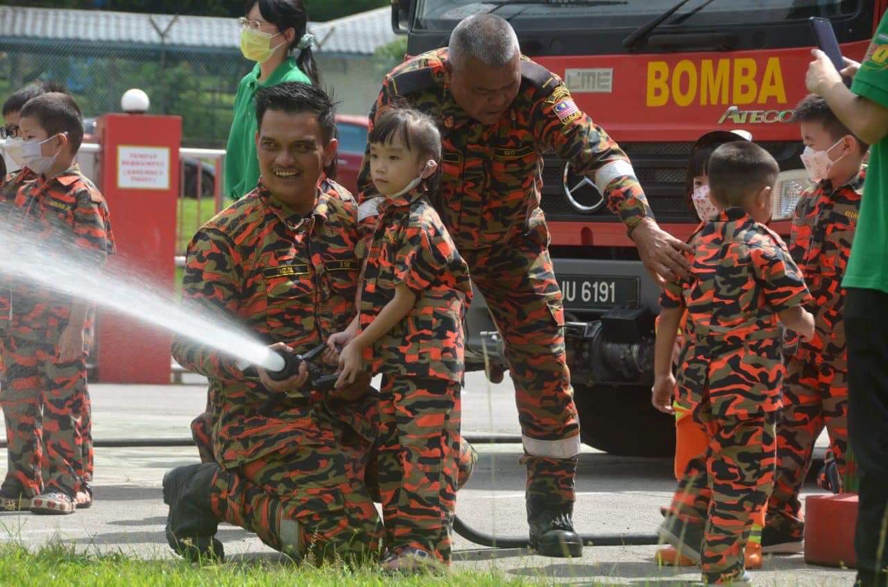 Kanak-kanak seronok jadi ‘anggota bomba’ - UTUSAN SARAWAK