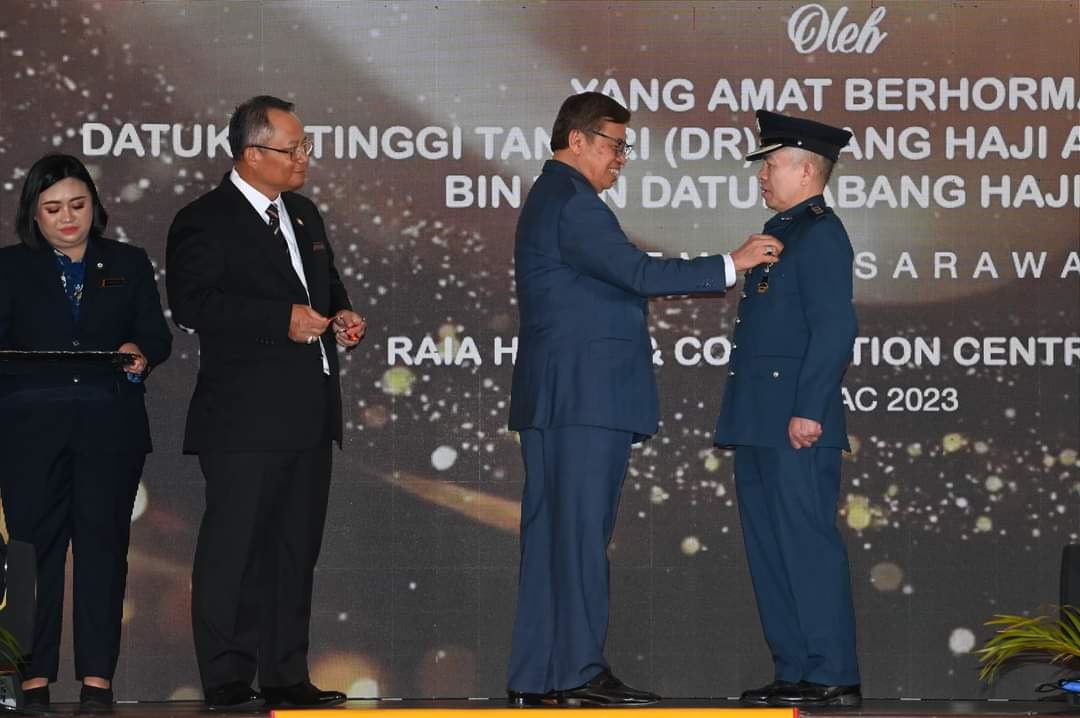 710 dikurnia Pingat Perkhidmatan Setia - UTUSAN SARAWAK