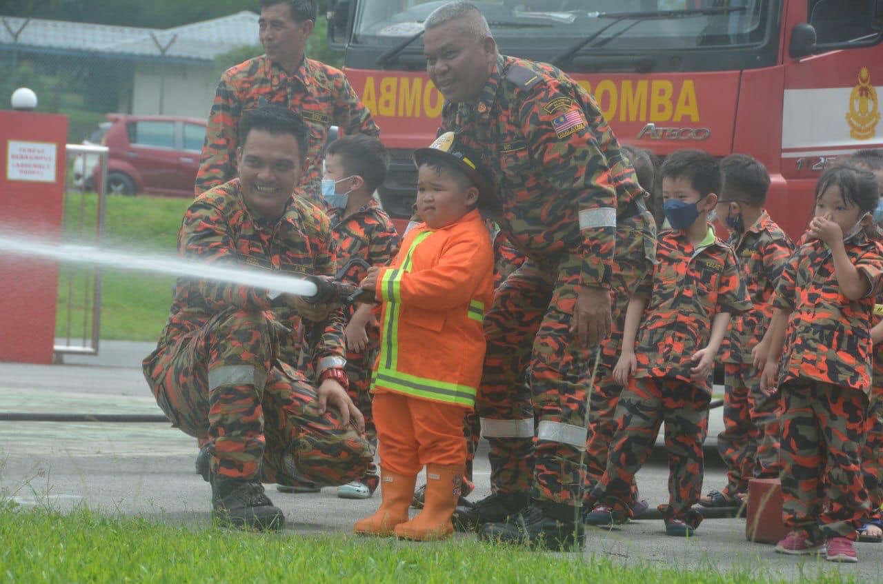 Kanak-kanak seronok jadi ‘anggota bomba’ - UTUSAN SARAWAK