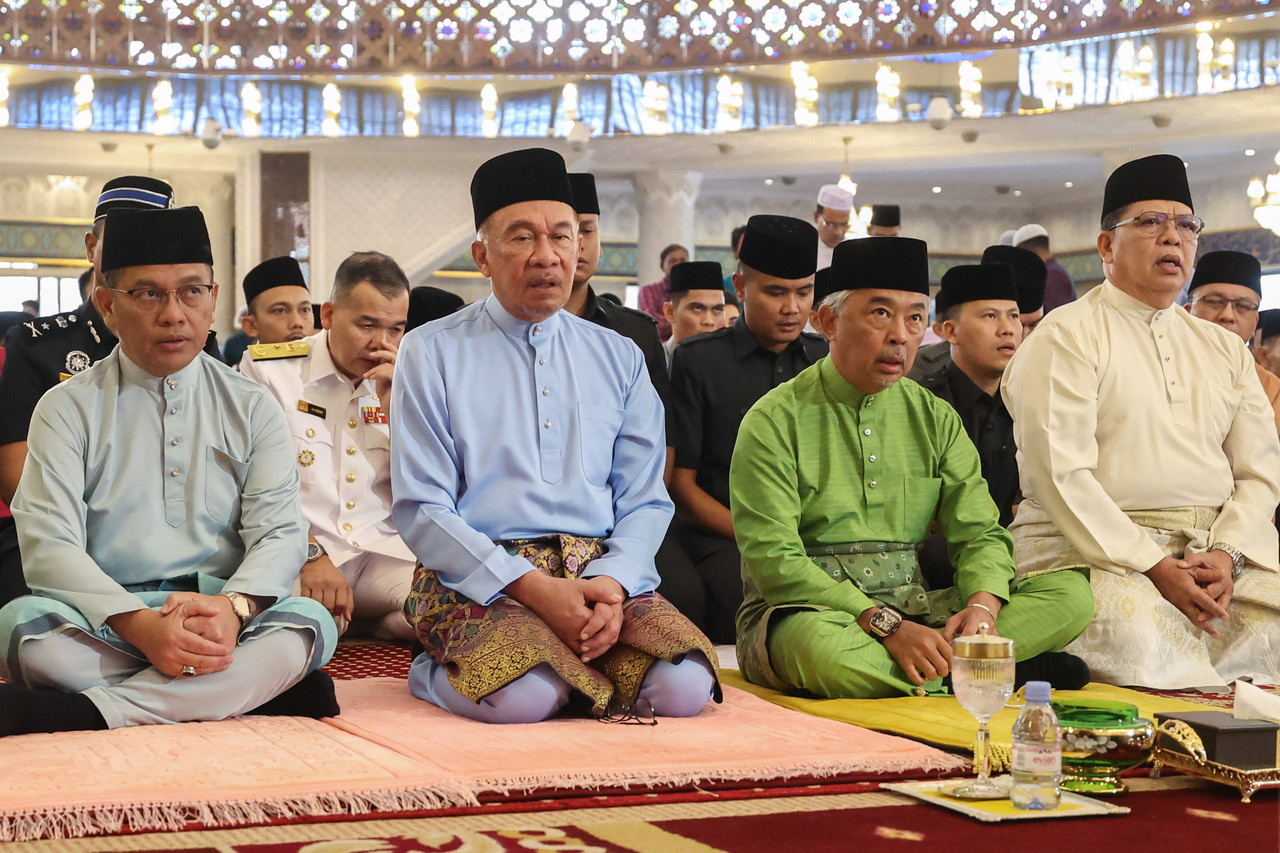 Agong Raja Permaisuri Solat Sunat Aidilfitri Di Masjid Negara Utusan