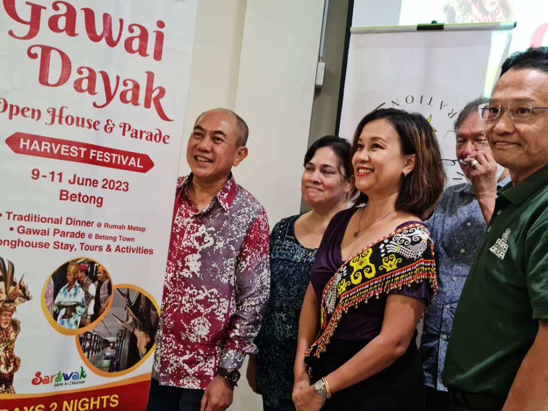 Rumah terbuka Gawai Dayak platform tarikan pelancong ke Betong - UTUSAN ...