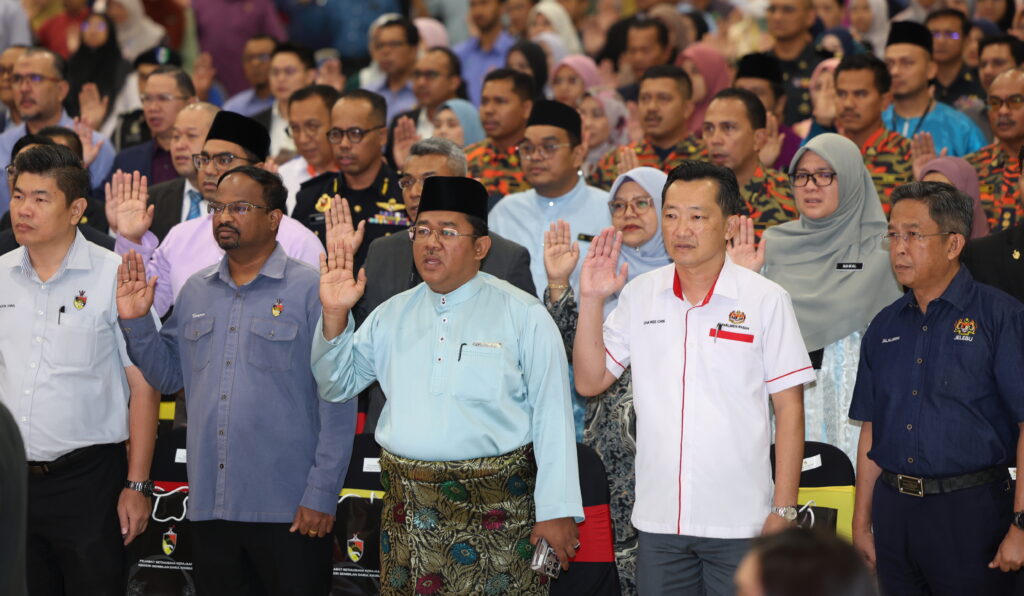 Kerajaan kaji semula skim gaji perkhidmatan awam - Anwar - UTUSAN SARAWAK