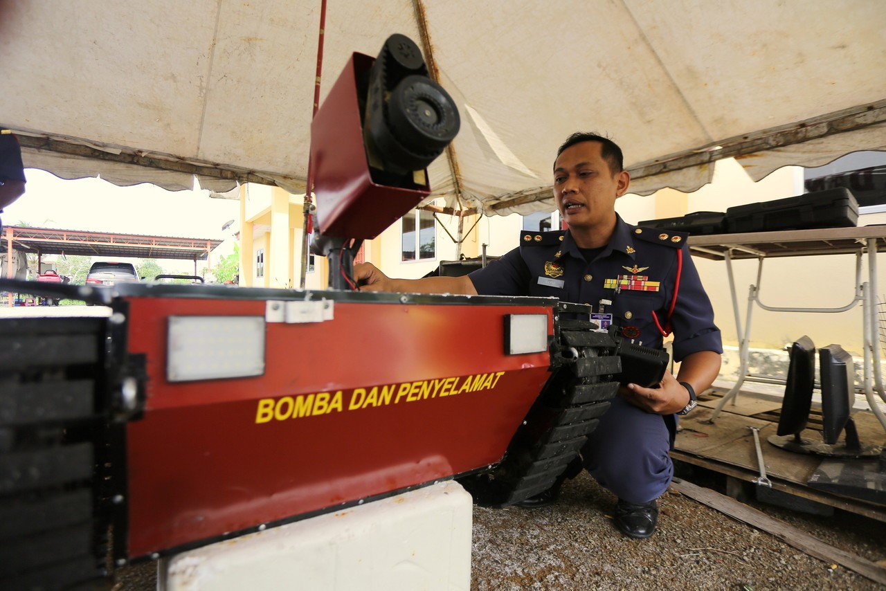 Anggota bomba cipta robot SG1 bantu padam kebakaran, penyelamatan ...