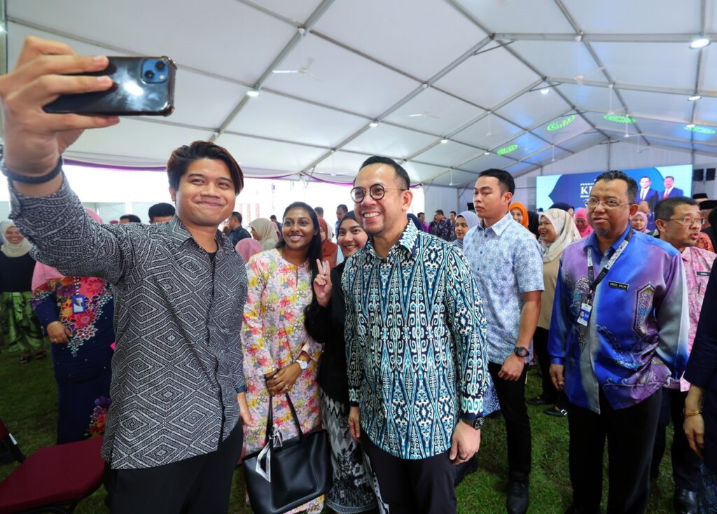 Jangan halang penjawat awam laksana tugas – Steven Sim - UTUSAN SARAWAK