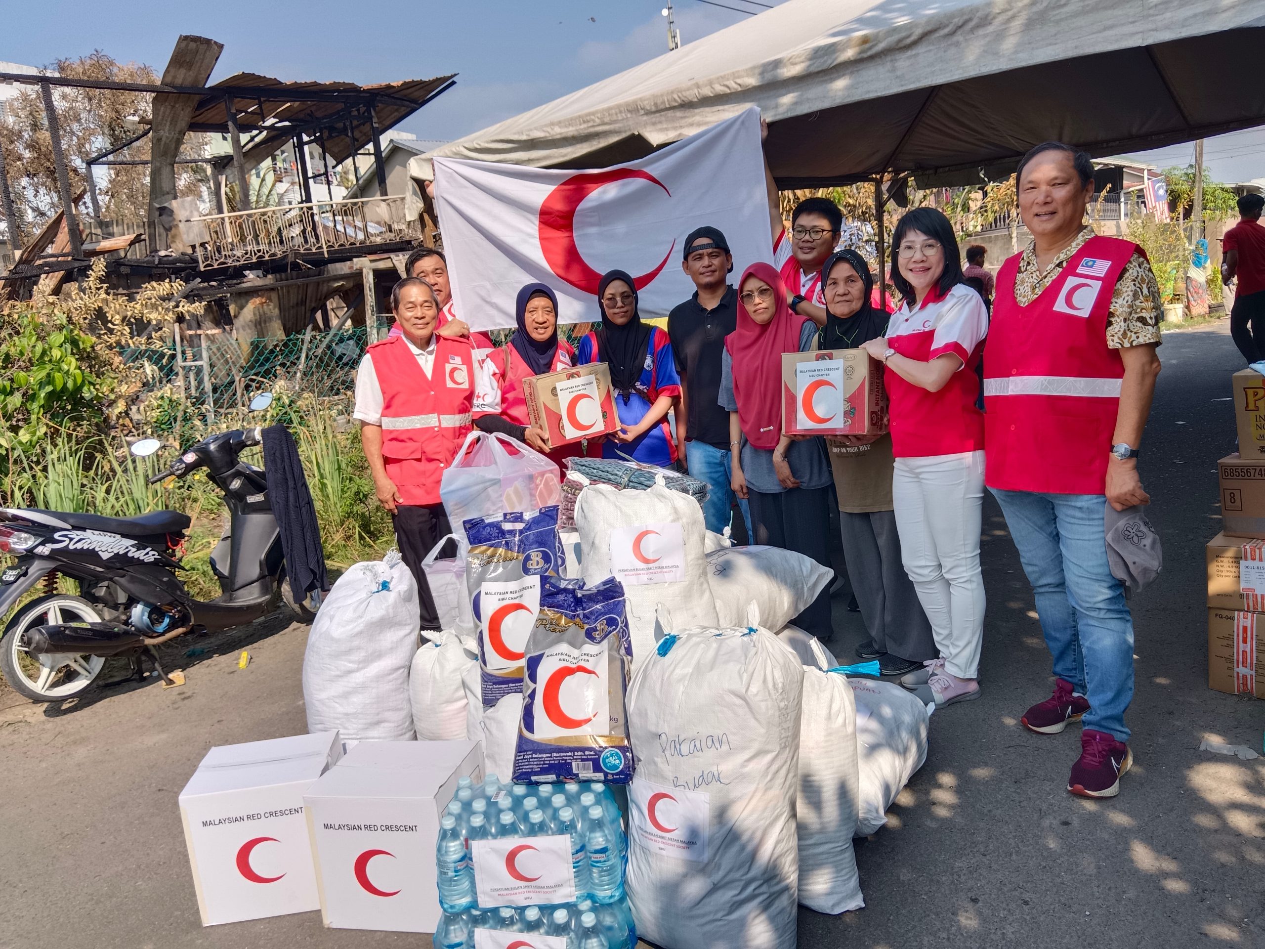 PBSMM Cabang Sibu santuni mangsa kebakaran Kampung Usahajaya - UTUSAN ...