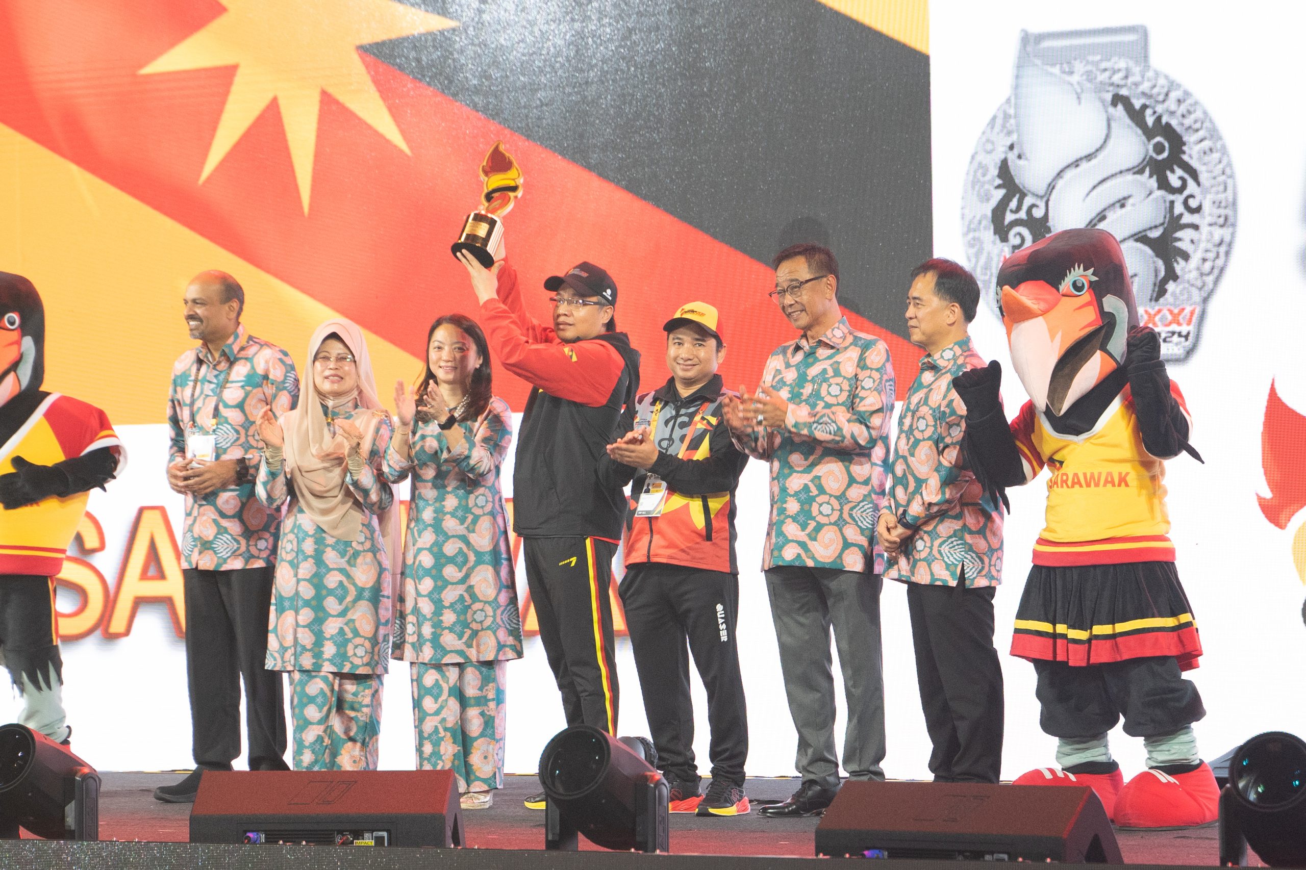 Stadium Perpaduan gemuruh dengan pengumuman rasmi Sarawak juara Para SUKMA 2024 - UTUSAN SARAWAK