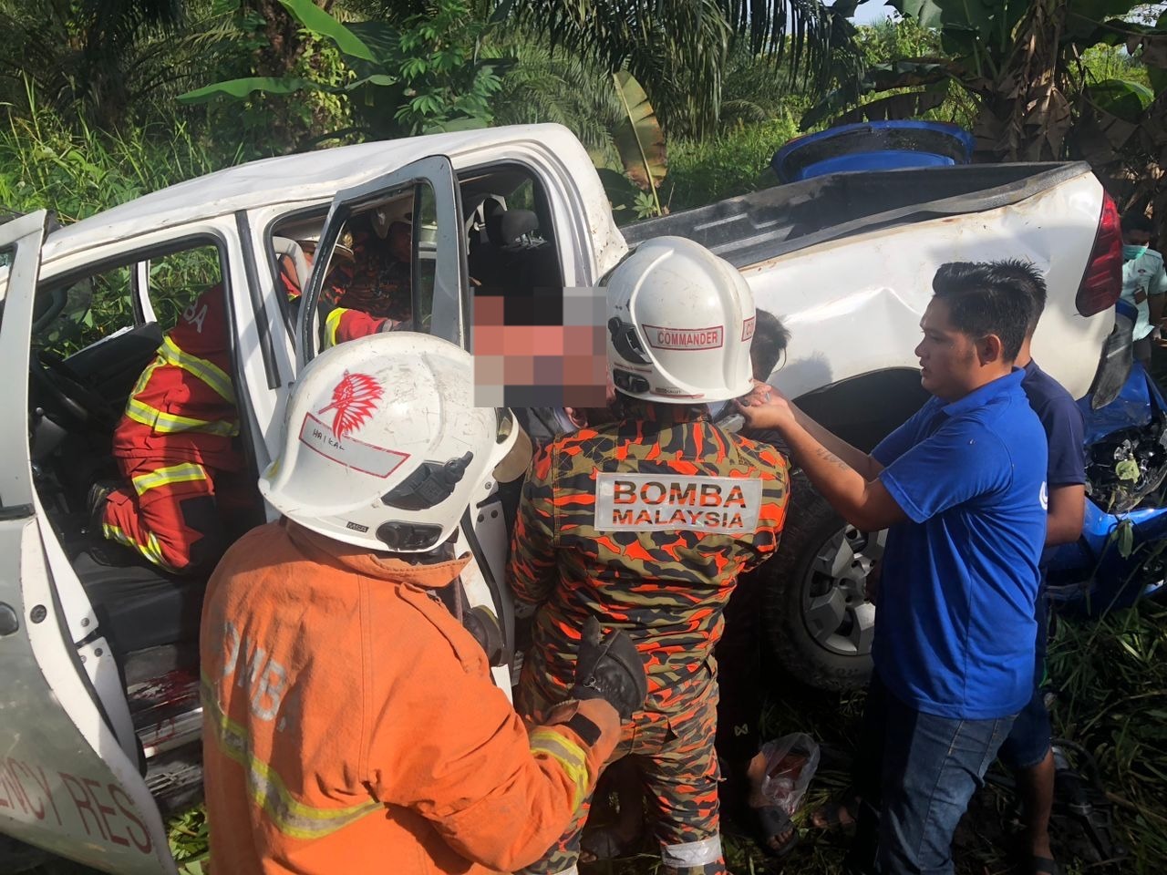 Tiga cedera, kenderaan tergolek ke dalam gaung setelah bertembung - UTUSAN SARAWAK