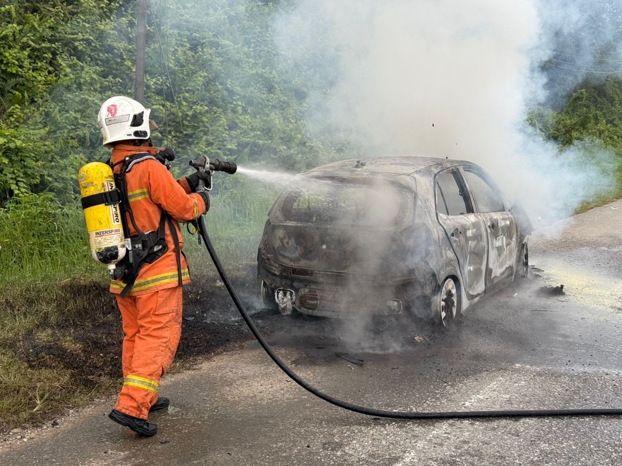 Kereta terbakar setelah bertembung dengan 4WD - UTUSAN SARAWAK