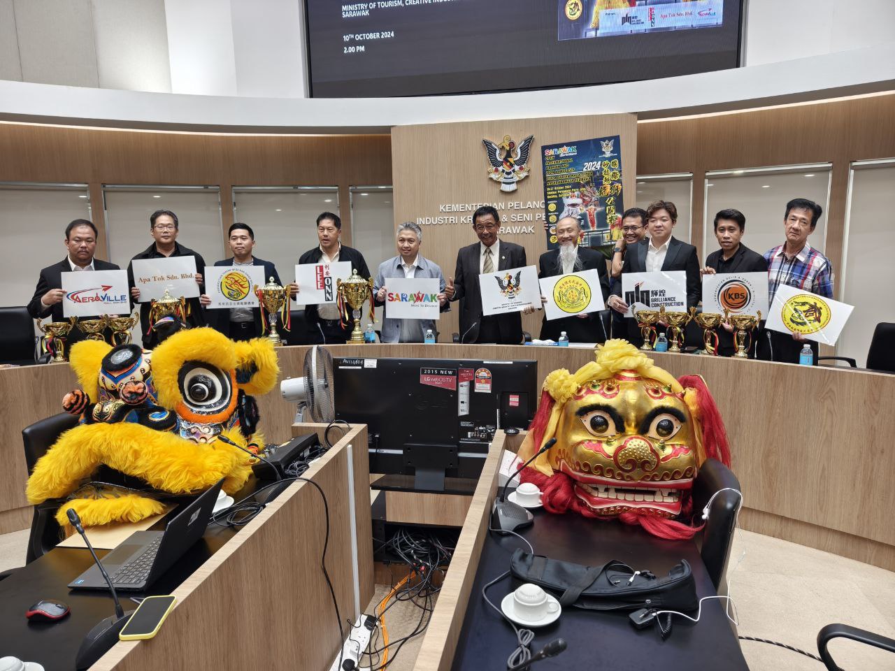 40 pasukan dari lima negara bersaing untuk pertandingan tarian naga ...