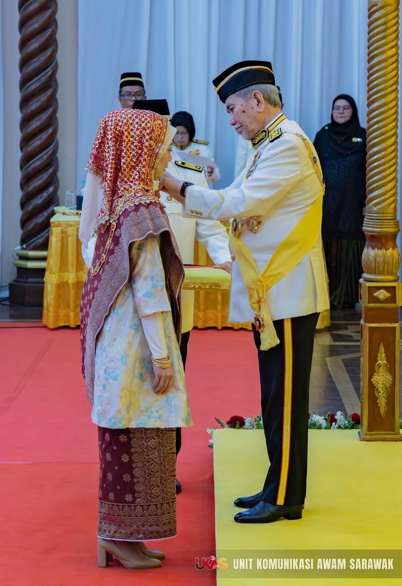 Toh Puan Fauziah dahului senarai 1,046 penerima darjah kebesaran di Astana Negeri hari ini ...