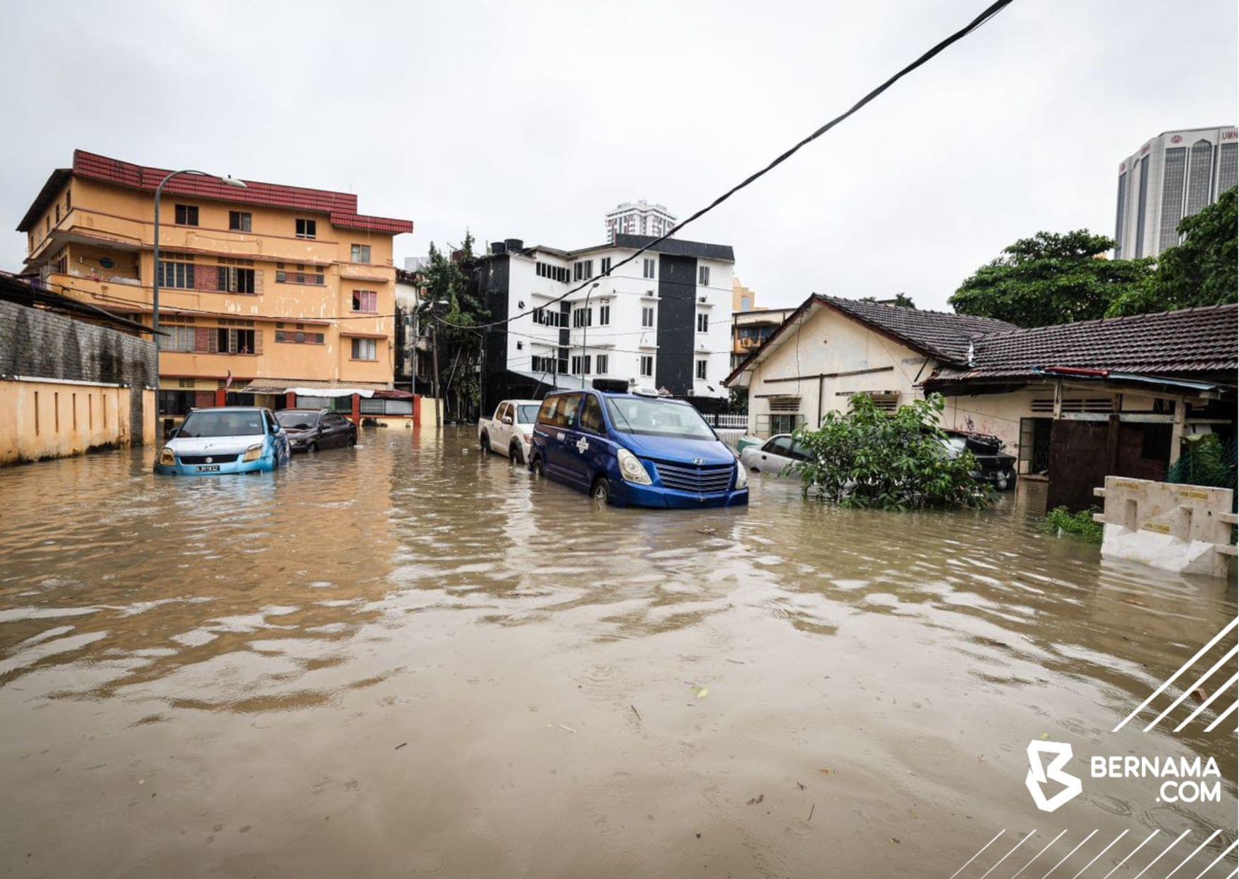 Garis badai bawa ribut petir, hujan lebat punca banjir di KL ...