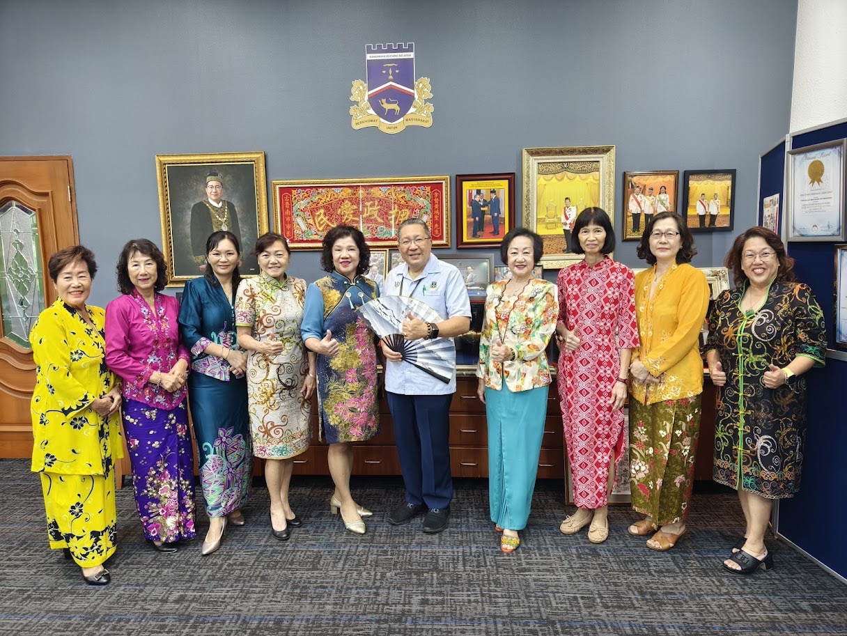 Elemen batik ke dalam cheongsam bakal serlahkan gabungan budaya ...