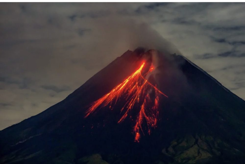 Gunung Merapi kembali meletus - UTUSAN SARAWAK