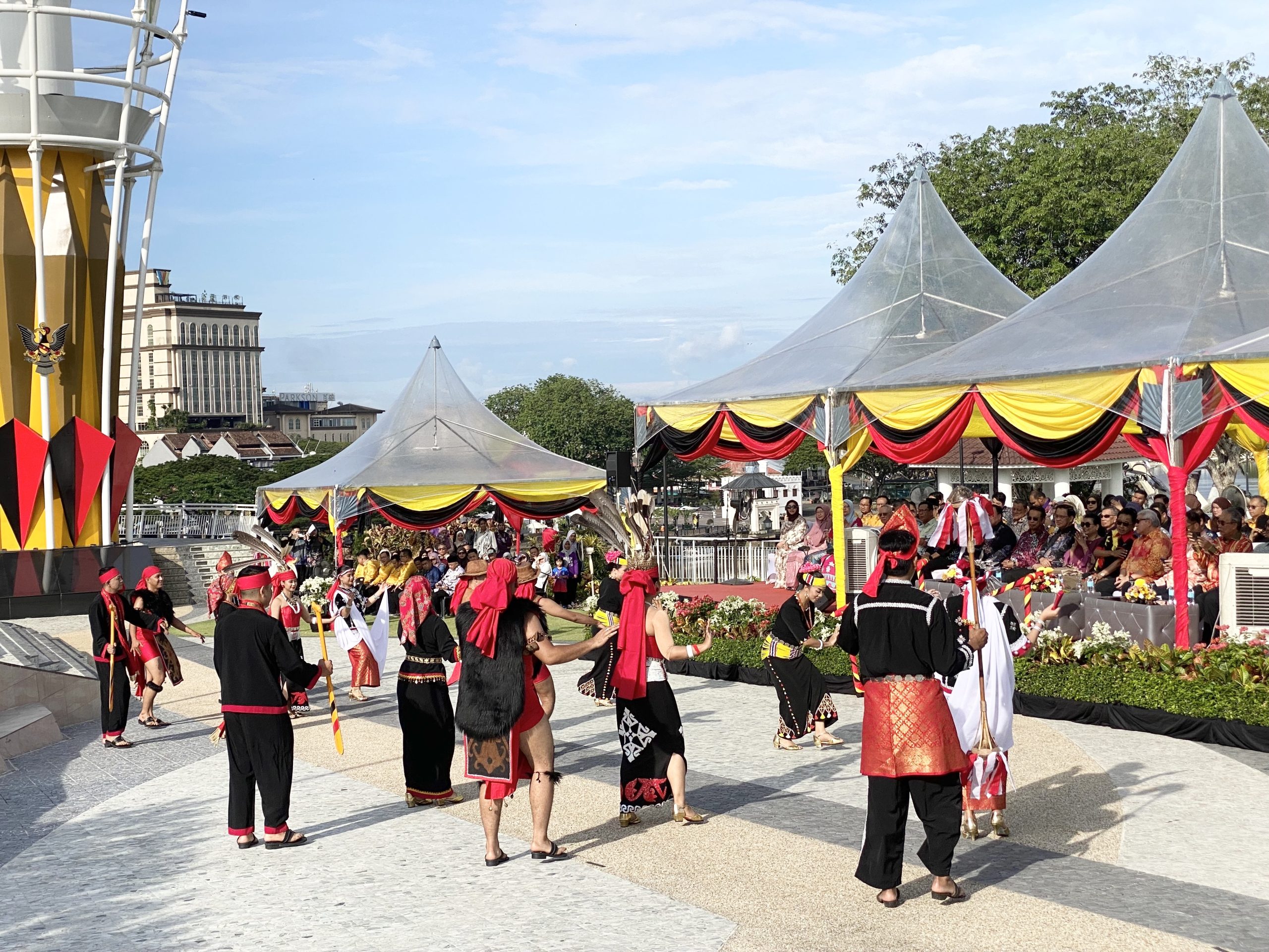 Upacara naik bendera Ibu Pertiwi diseri dengan tarian ethik - UTUSAN ...