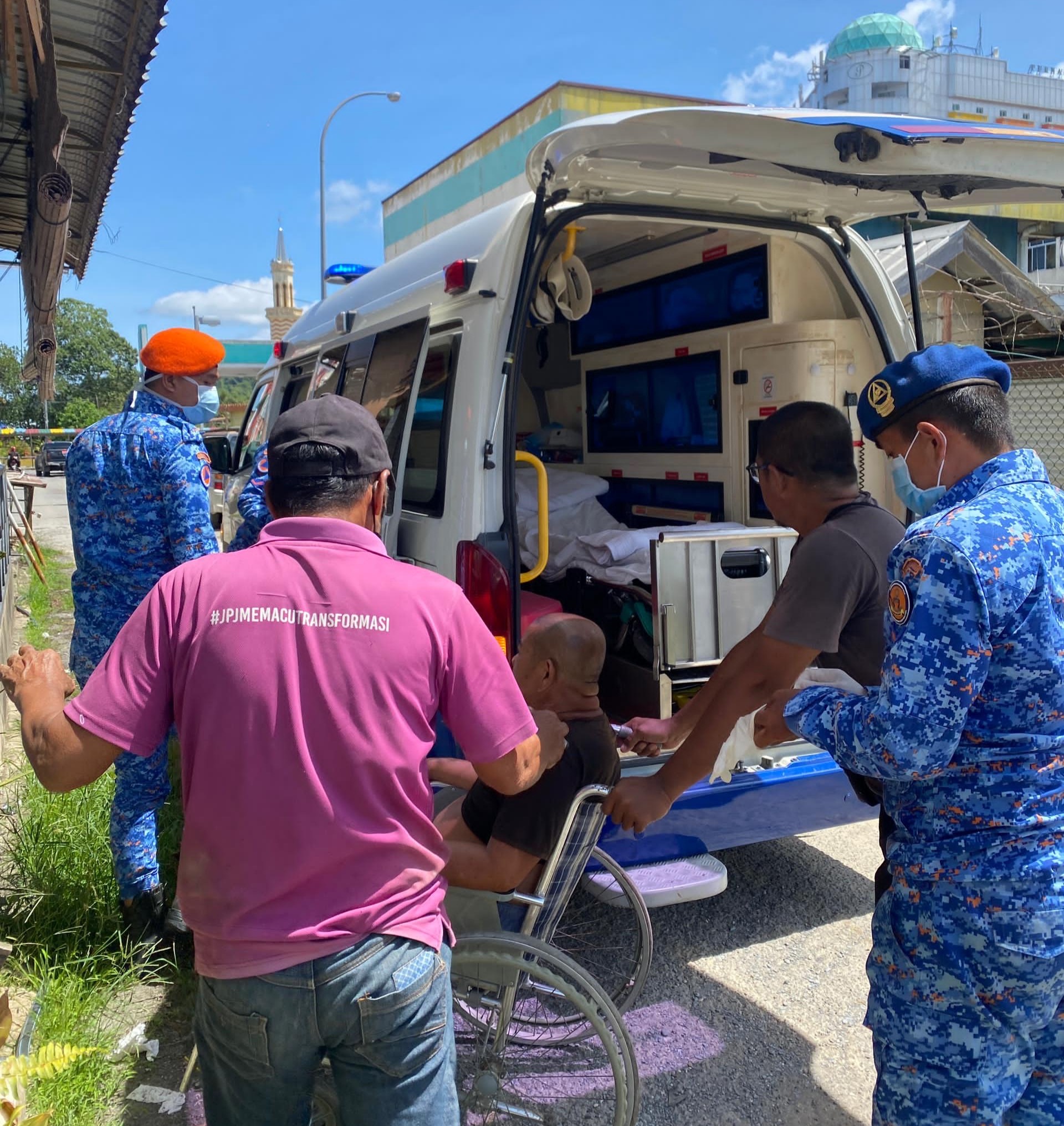 APM bantu bawa pesakit guna perahu - UTUSAN SARAWAK