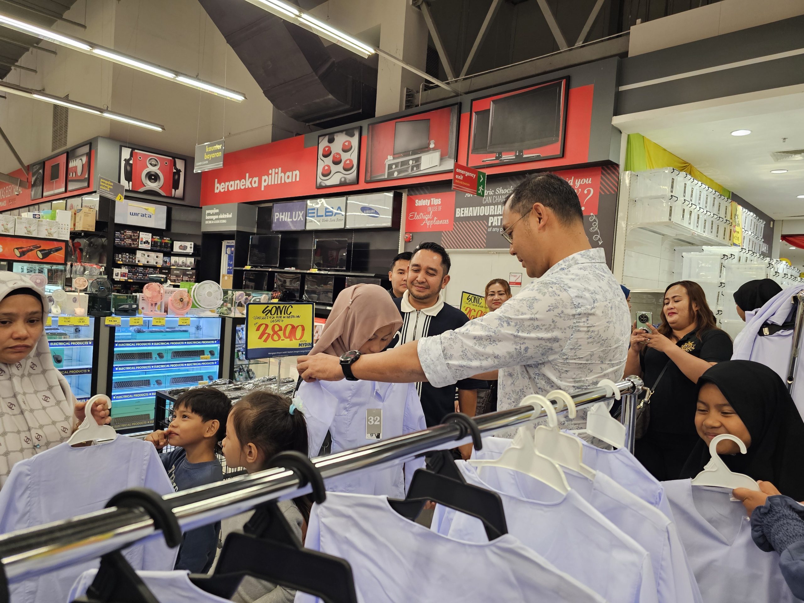 Saberkas Tupong santuni 30 pelajar beli keperluan sekolah - UTUSAN SARAWAK