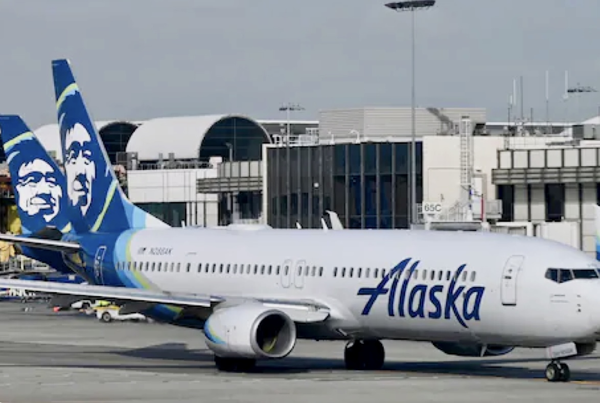 Penumpang cemas buka pintu kecemasan, jalan atas sayap pesawat - UTUSAN ...