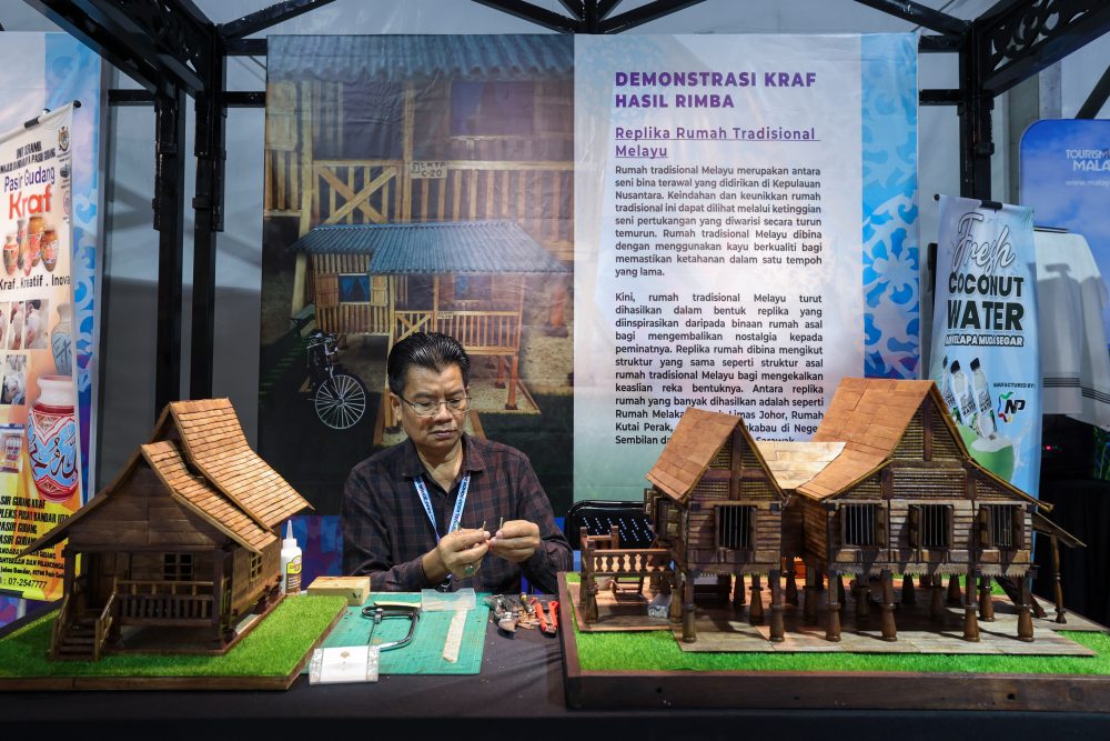 Pembuat replika rumah tradisional kongsi ilmu di TikTok - UTUSAN SARAWAK
