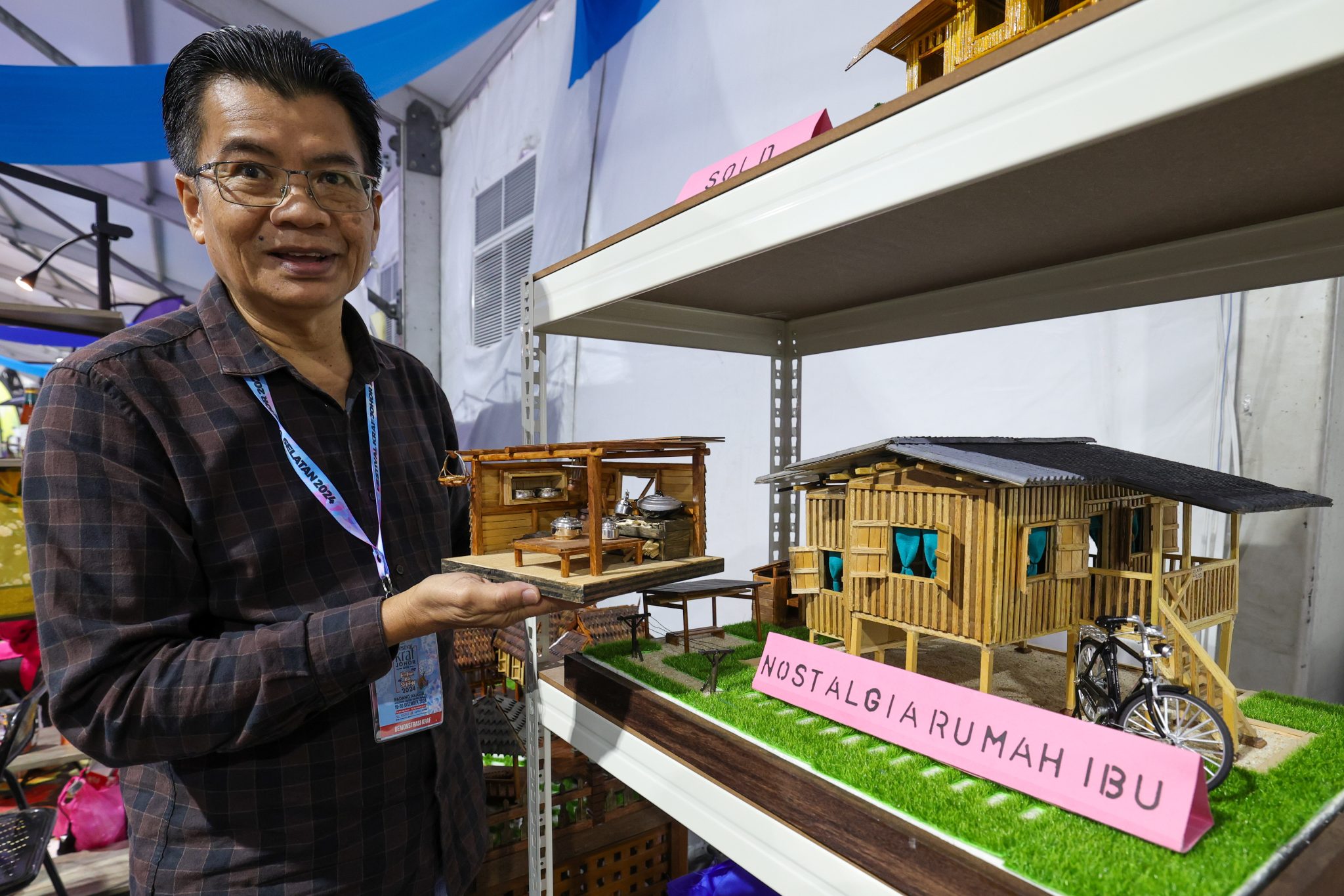 Pembuat replika rumah tradisional kongsi ilmu di TikTok - UTUSAN SARAWAK