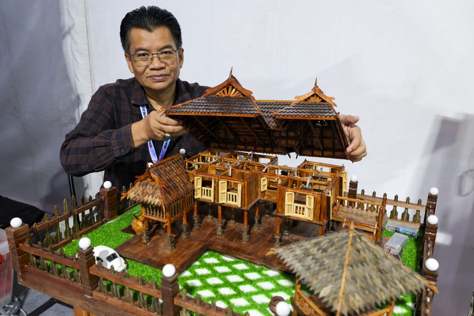 Pembuat replika rumah tradisional kongsi ilmu di TikTok - UTUSAN SARAWAK