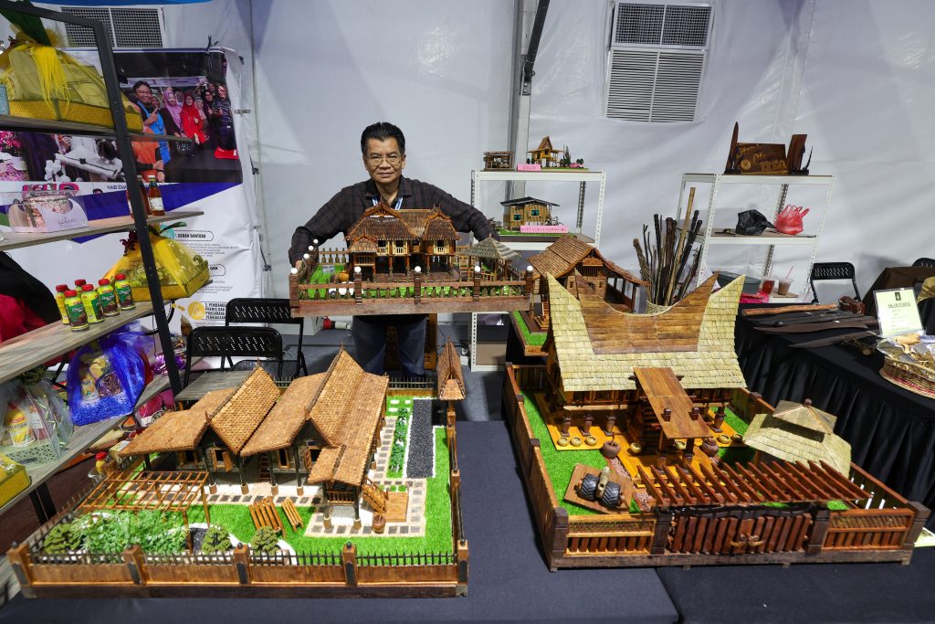 Pembuat replika rumah tradisional kongsi ilmu di TikTok - UTUSAN SARAWAK