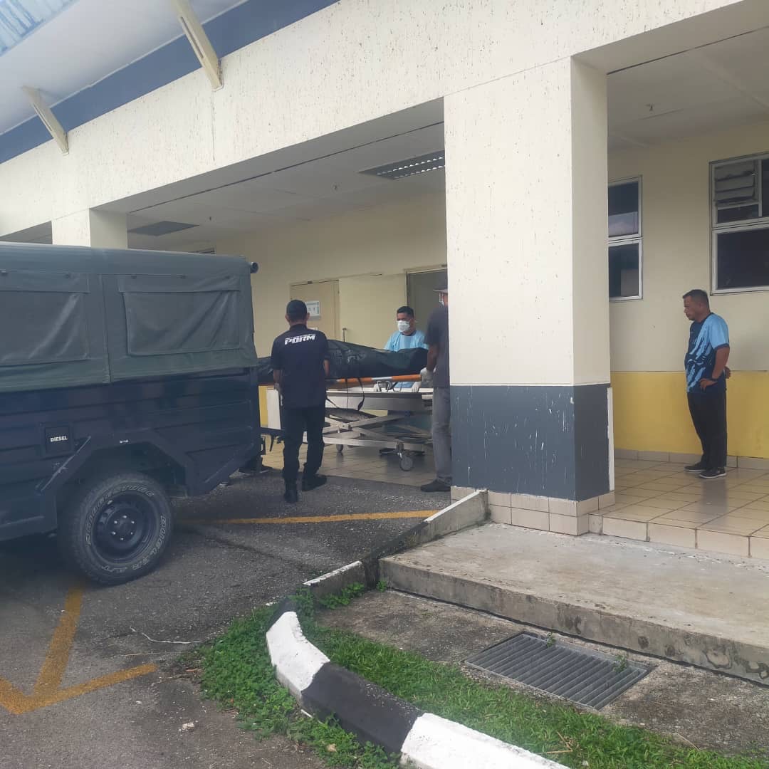 Kemaskini: Mangsa jatuh laut ditemui, mayat sudah tiba di Hospital ...