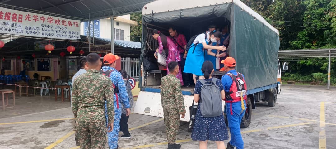 Banjir: Guru, pegawai dan calon SPM diangkut guna lori - UTUSAN SARAWAK