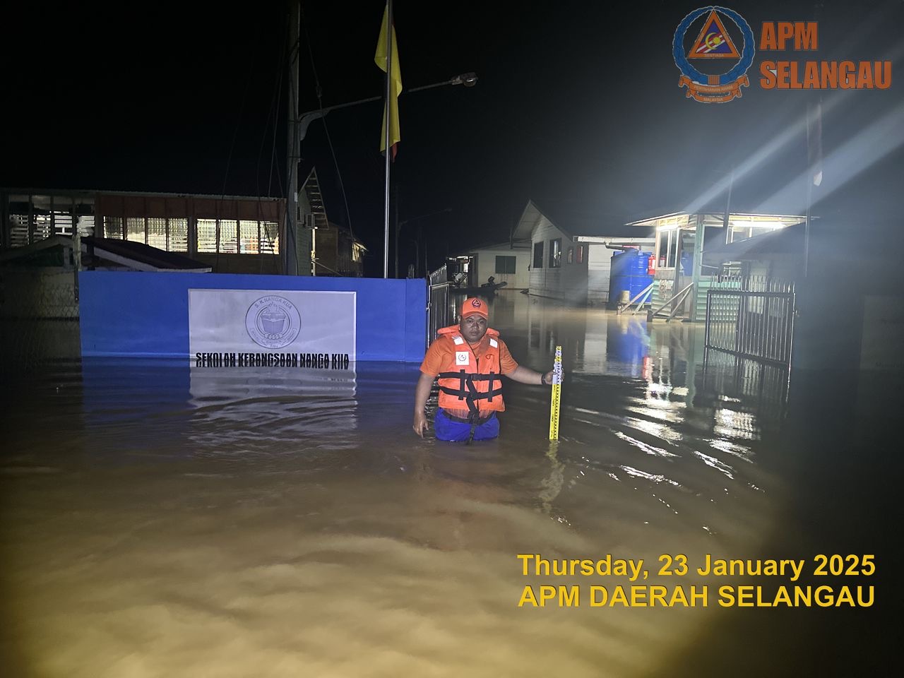 Banjir landa enam unit kuarters guru, dewan makan - UTUSAN SARAWAK
