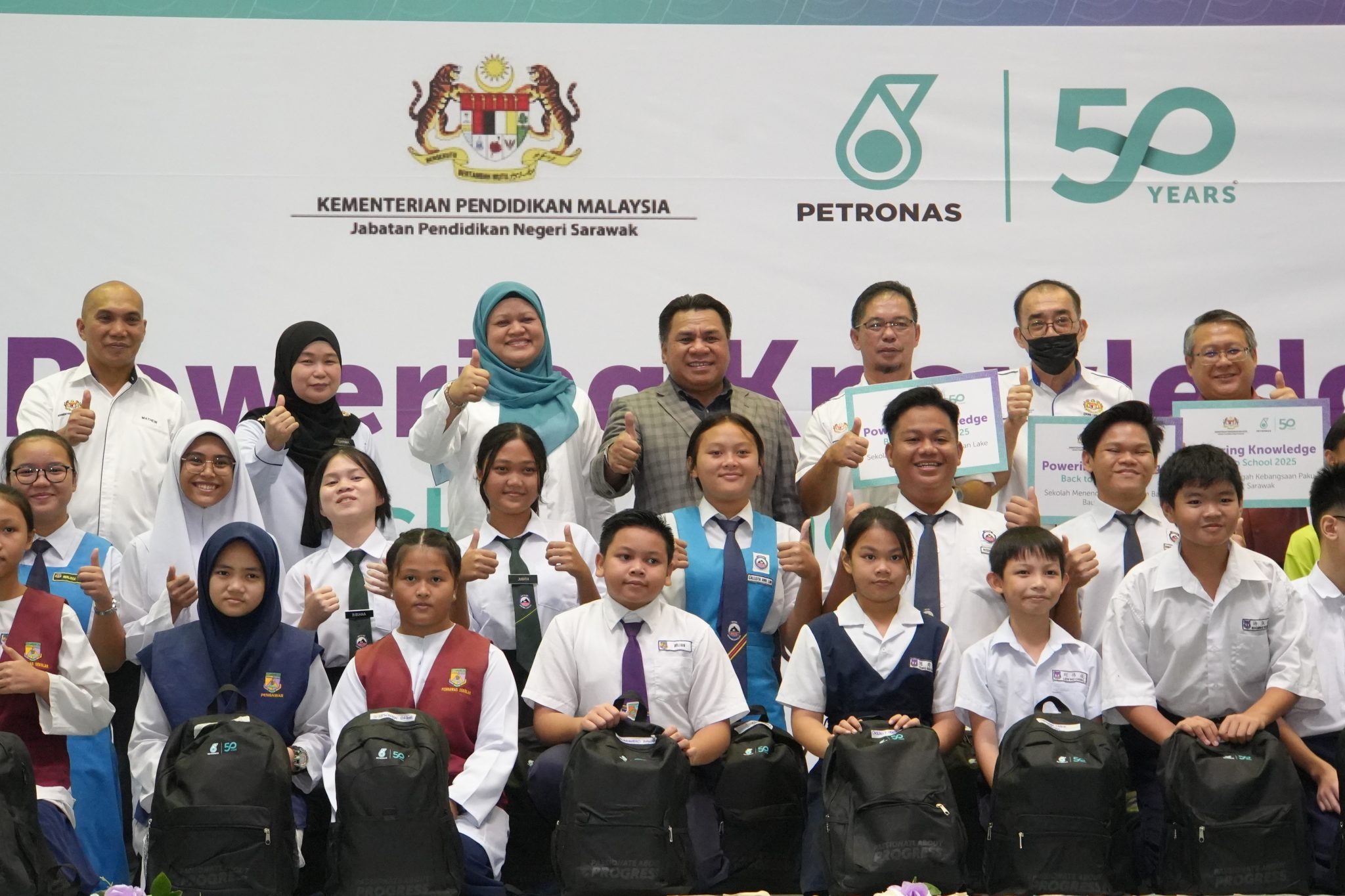 350 pelajar terima sumbangan Petronas - UTUSAN SARAWAK