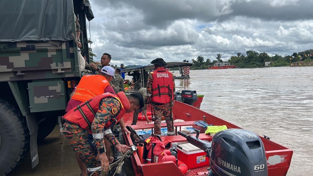 Bencana: Bomba bersama Angkatan Tentera, Lembaga Sungai Sarawak hantar ...