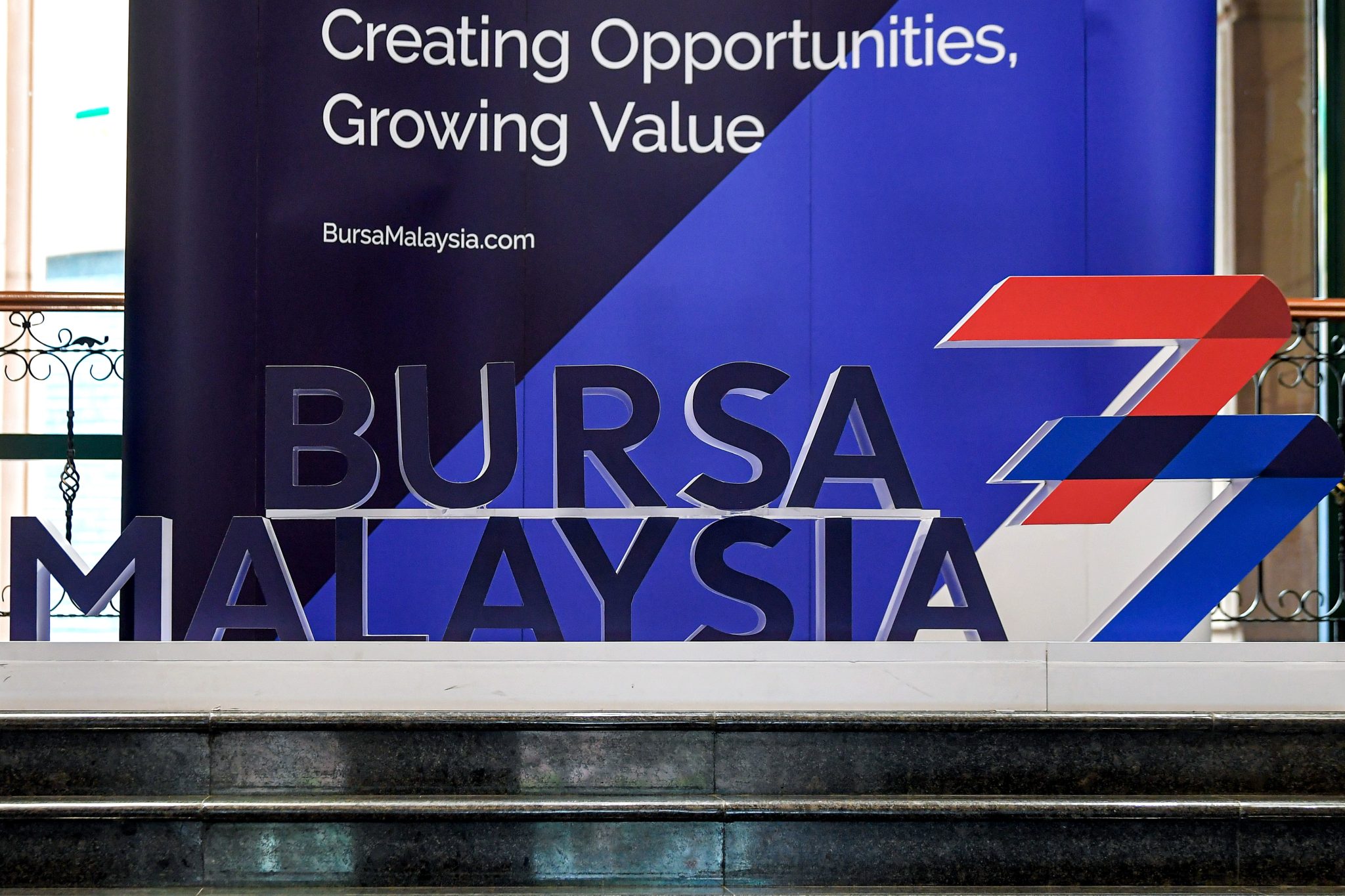 Bursa Malaysia dijangka diniagakan dalam jajaran kecil - UTUSAN SARAWAK