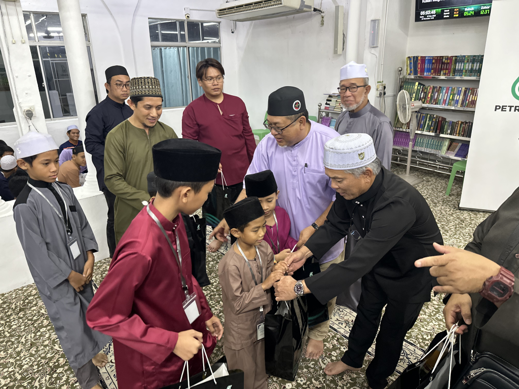 10 masjid, surau, 100 pelajar terima sumbangan - UTUSAN SARAWAK