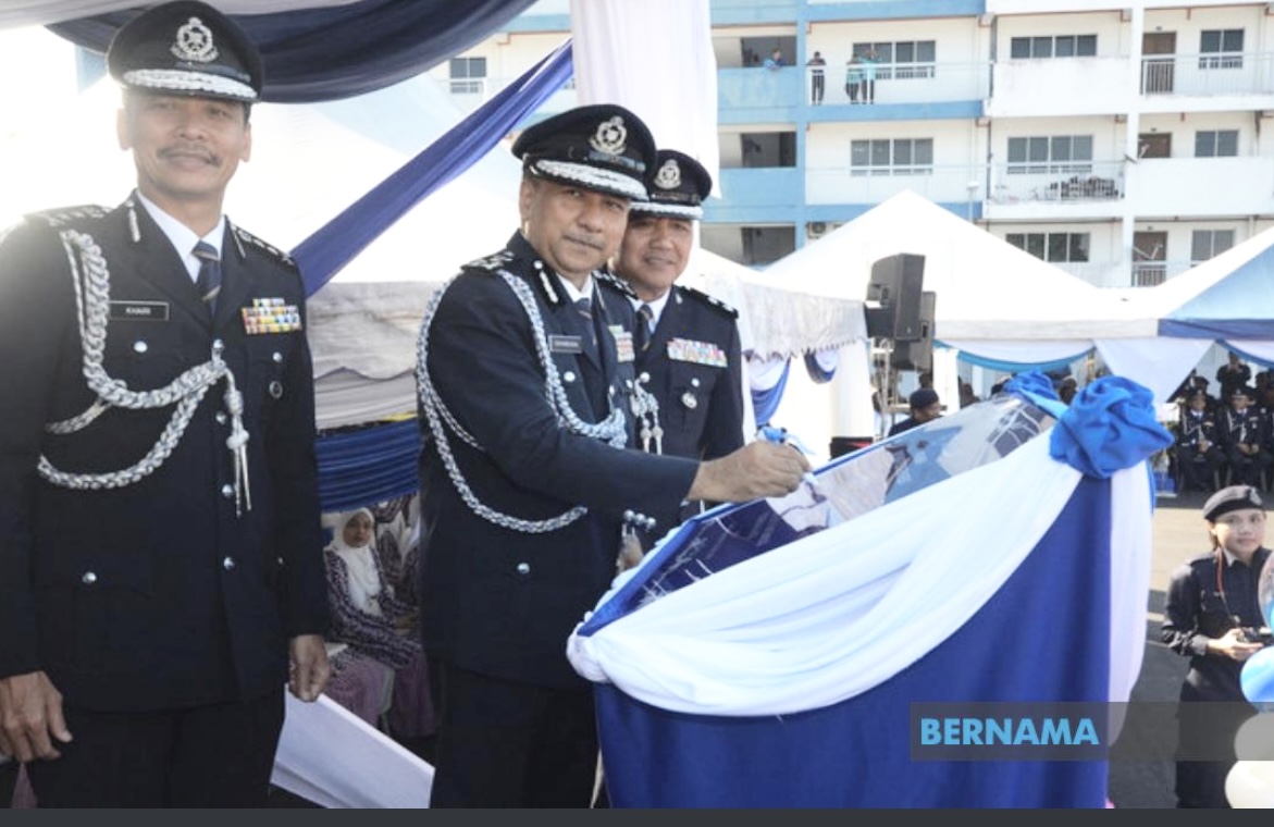 7,648 unit kamera badan untuk polis selesai diagih - UTUSAN SARAWAK