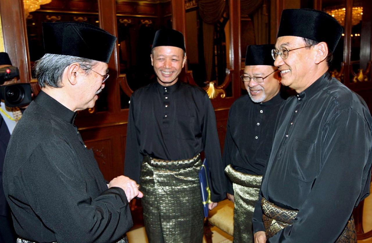 Legasi Pak Lah: Sederhana yang membina negara - UTUSAN SARAWAK