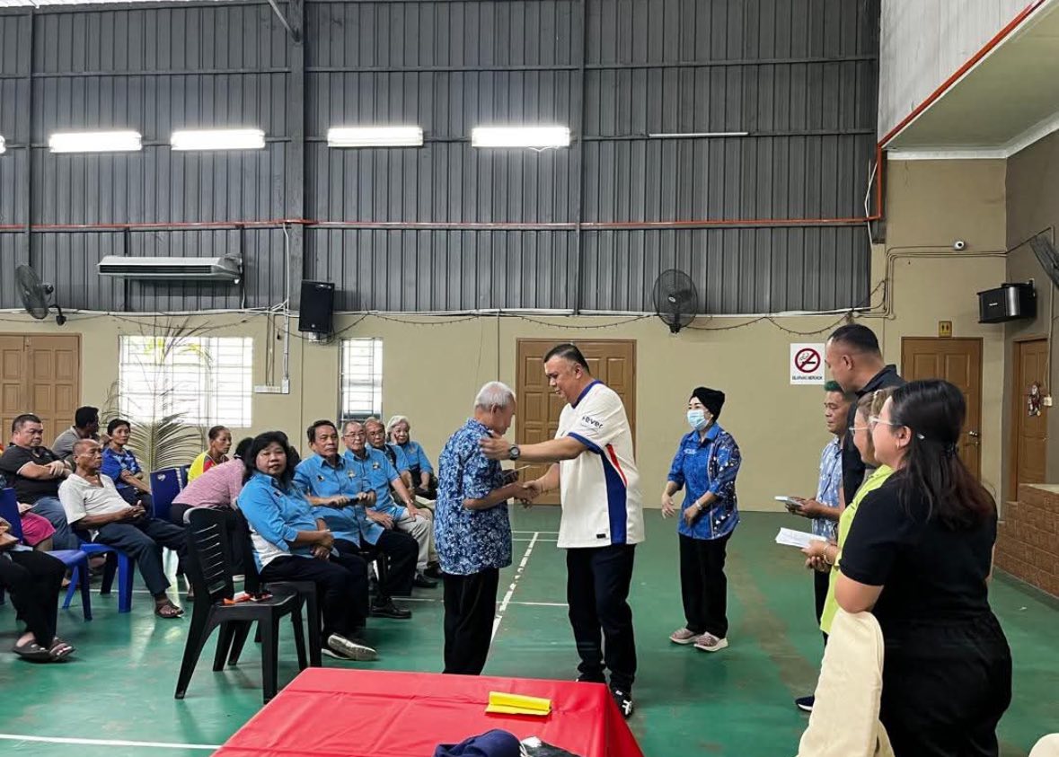ADUN Stakan sumbang bantuan Gawai kepada golongan kurang berkemampuan ...