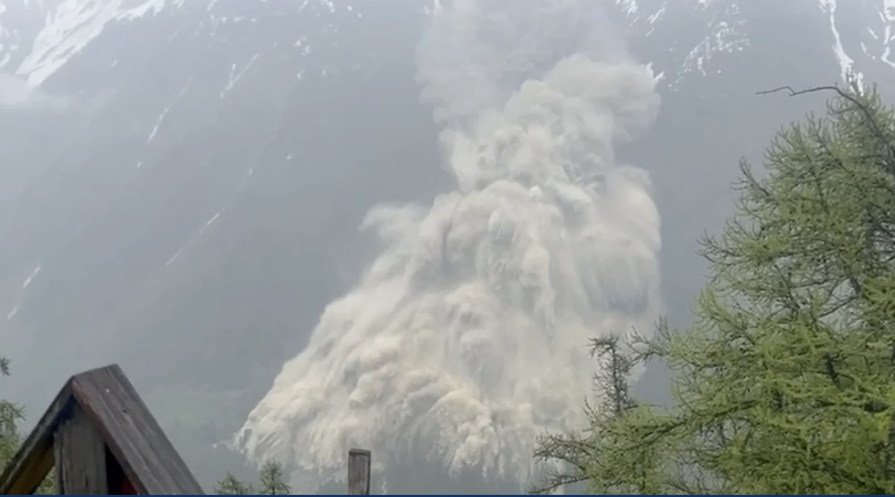 Runtuhan besar glasier timbus penempatan penduduk di Banjaran Alps ...