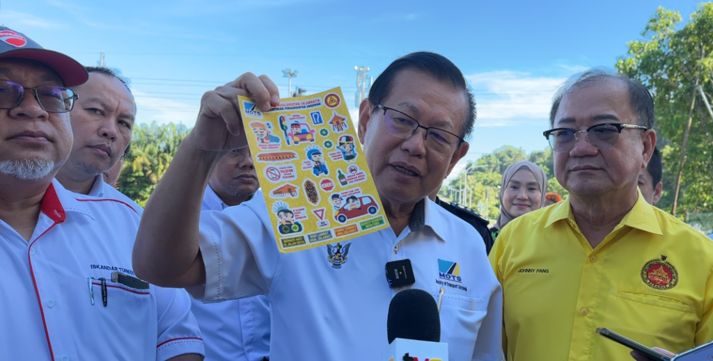 Stiker Gawai didik pemandu tentang keselamatan jalan raya - UTUSAN SARAWAK