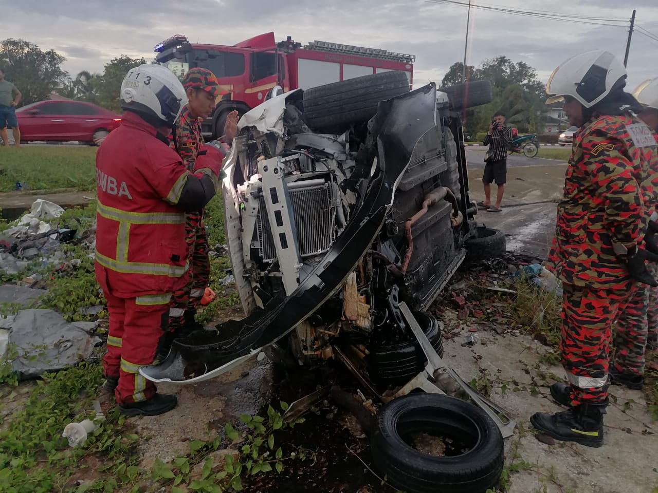 Tiga kanak-kanak cedera dalam nahas dua kereta di Jalan Sultan Tengah - UTUSAN SARAWAK