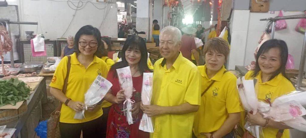 SUPP Piasau agih 350 bunga teluki sempena Hari Ibu - UTUSAN SARAWAK