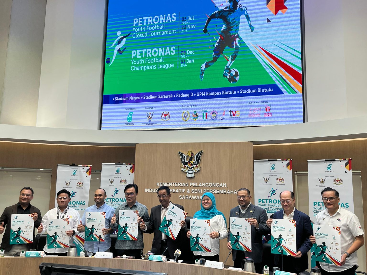 Kejohanan Tertutup Bola Sepak Belia Petronas 2025 di Kuching dan ...
