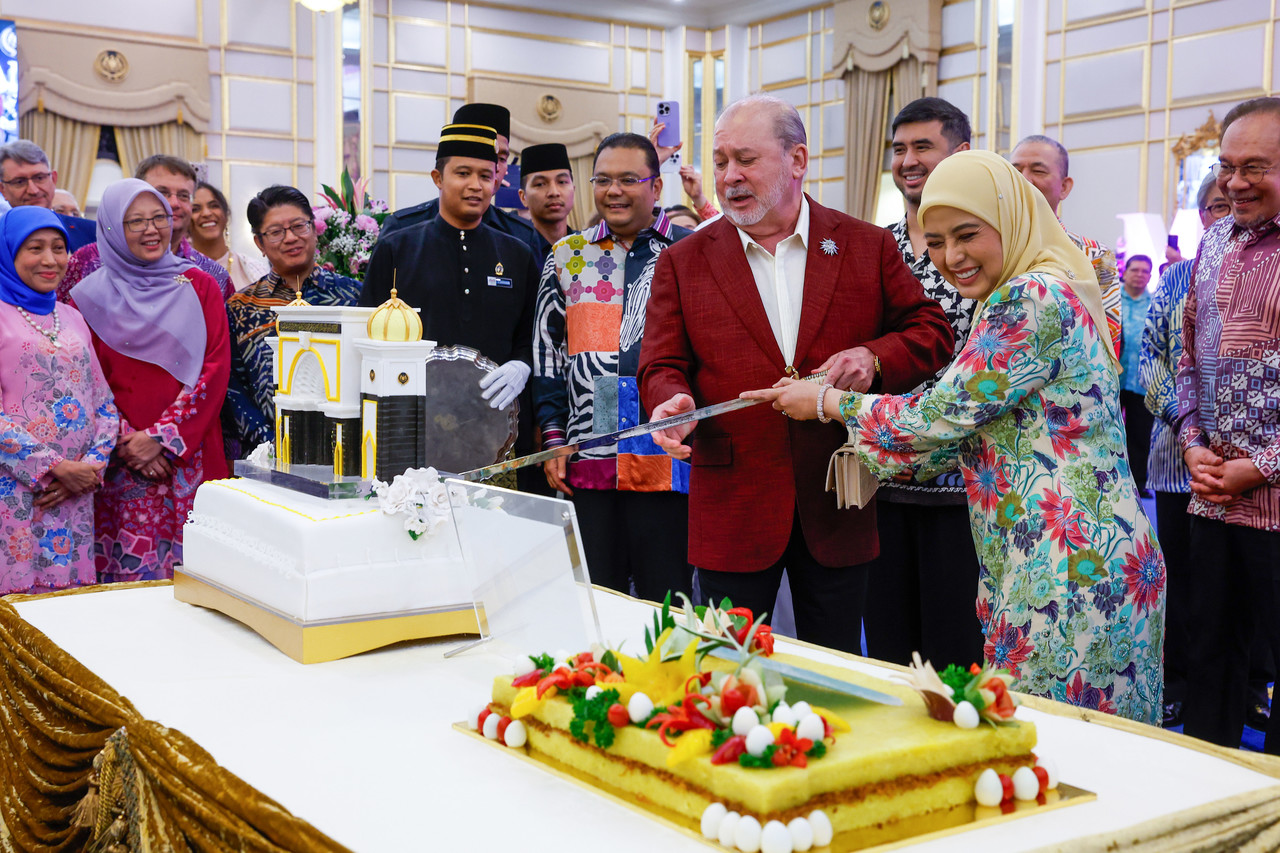 Agong, Raja Permaisuri berangkat ke Majlis Jamuan Teh Diraja - UTUSAN SARAWAK