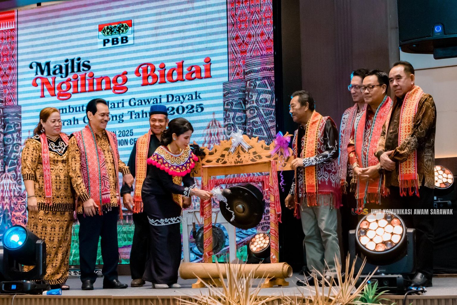 Martabatkan adat, budaya masyarakat Dayak - UTUSAN SARAWAK