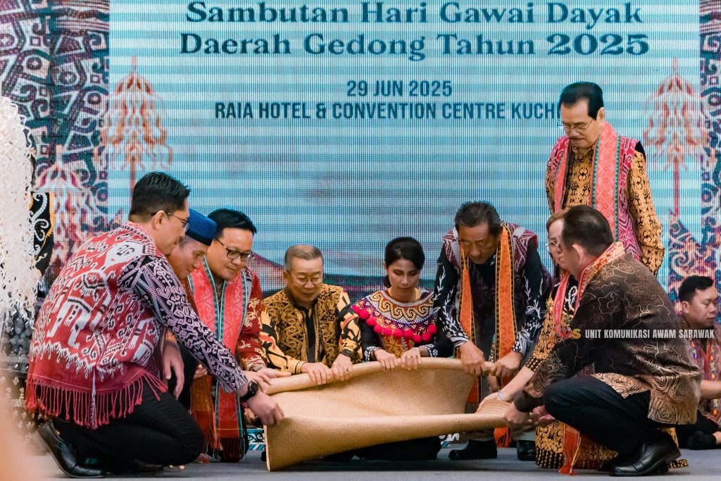Martabatkan adat, budaya masyarakat Dayak - UTUSAN SARAWAK