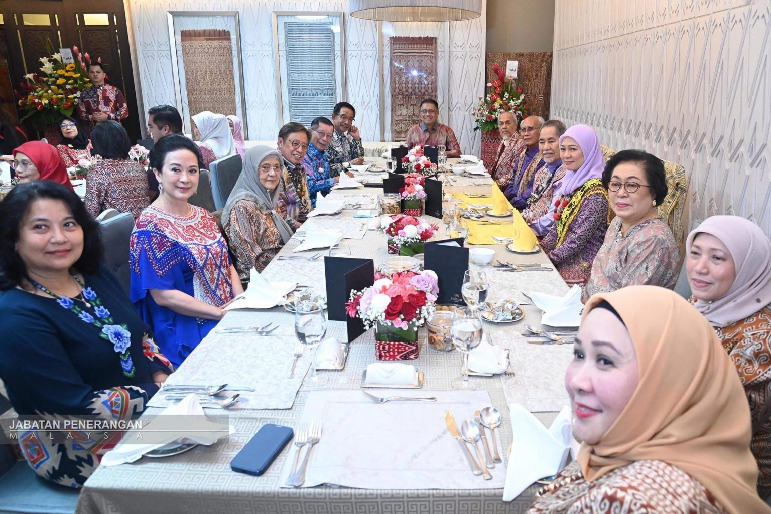 Tun Wan Junaidi, Abang Johari teruskan tradisi ‘ngabang’ sempena Gawai ...