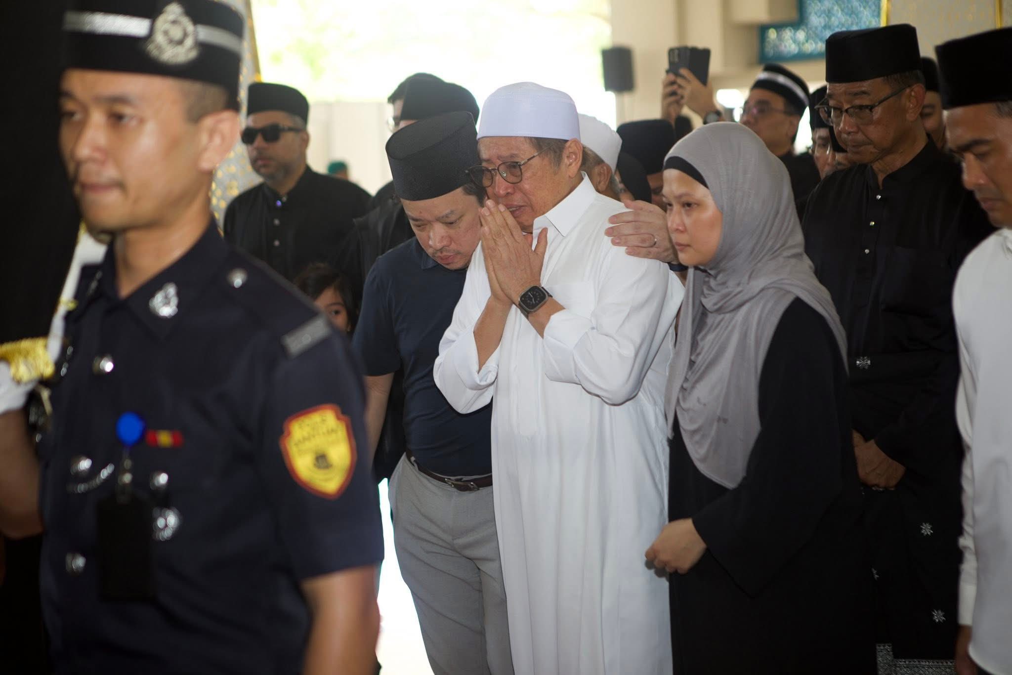 Premier Sarawak iringi perjalanan terakhir Allahyarhamah Puan Sri Juma ...